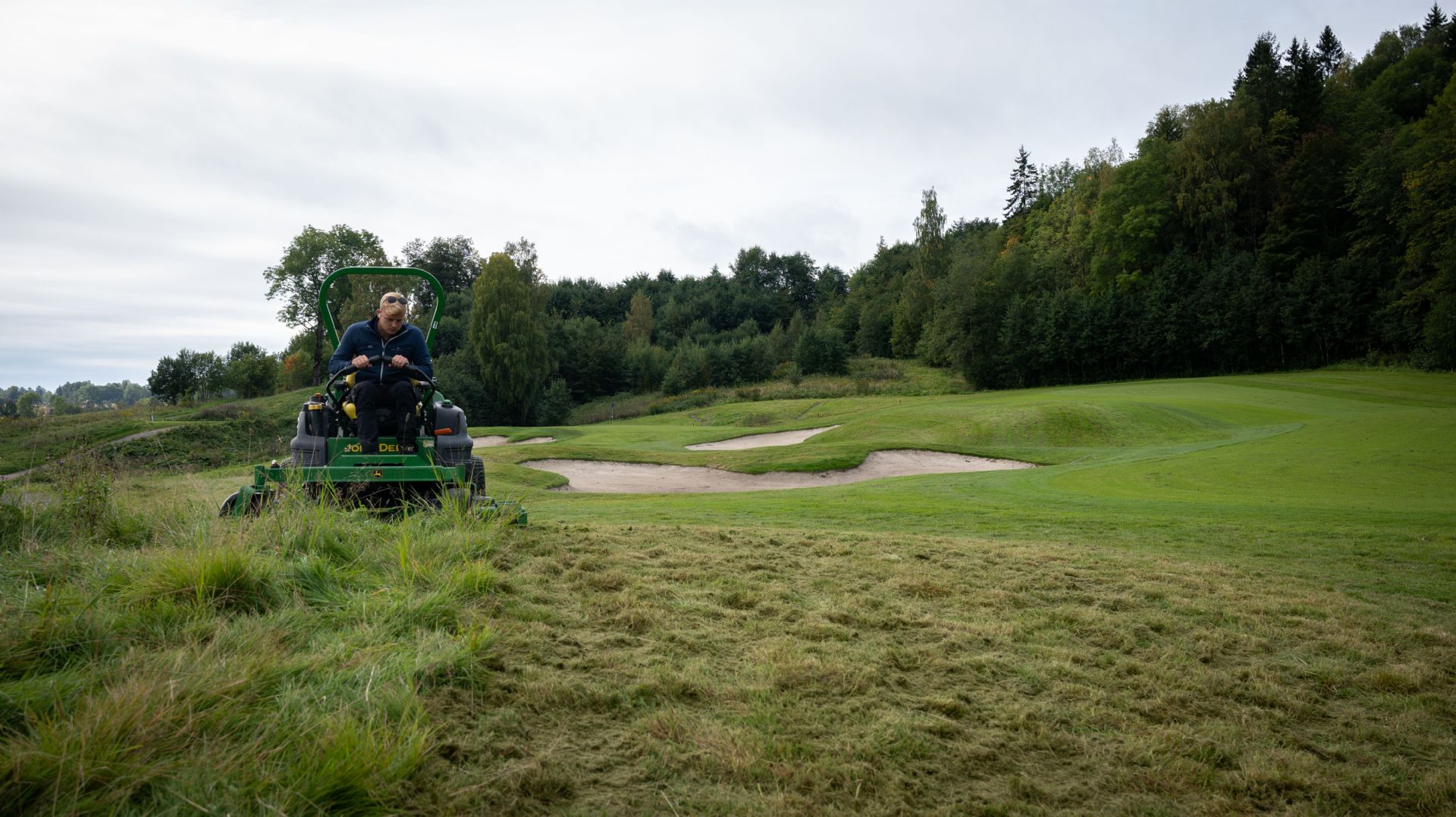 James informerer om roughen - Haga Golfklubb